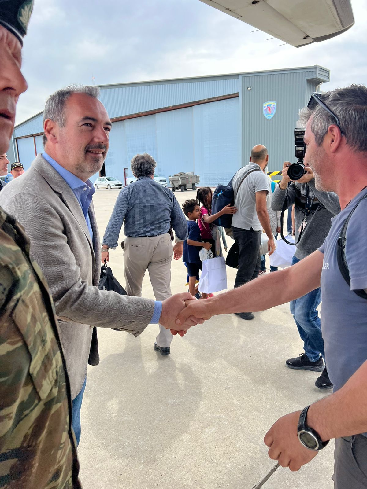 Ο Υφυπουργός Εξωτερικών Ανδρέας Κατσανιώτης στην υποδοχή των Ελλήνων ...